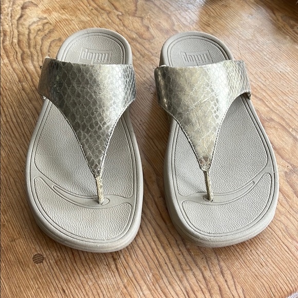 Fitflop | Shoes | Metallic Gold Fitflops | Poshmark